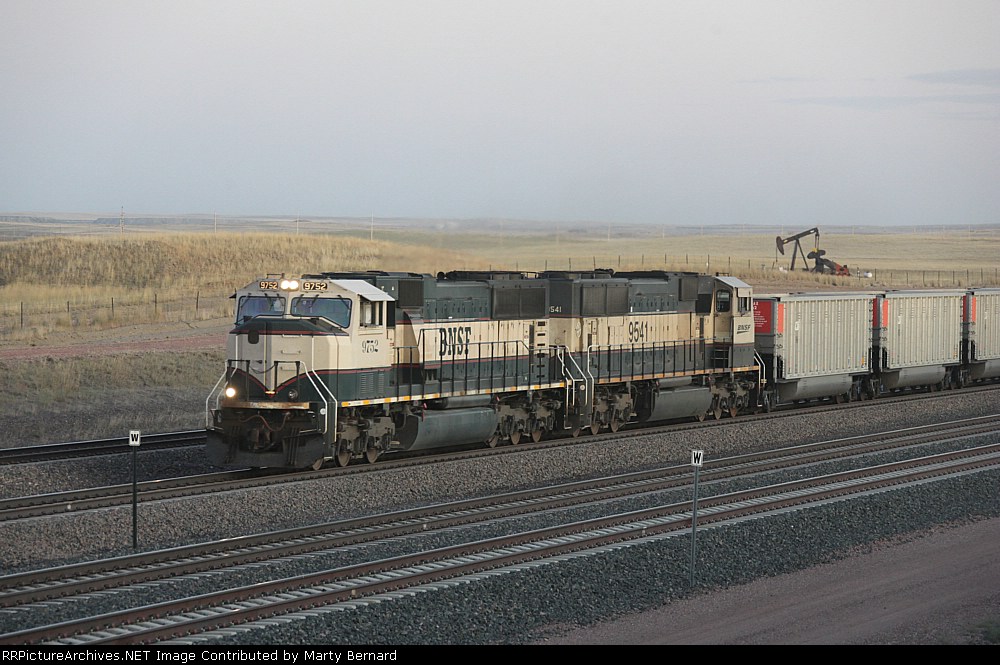 Empty BNSF 9752 (with a burned out ditch light) and 9541 NB (RR west) at Sunset